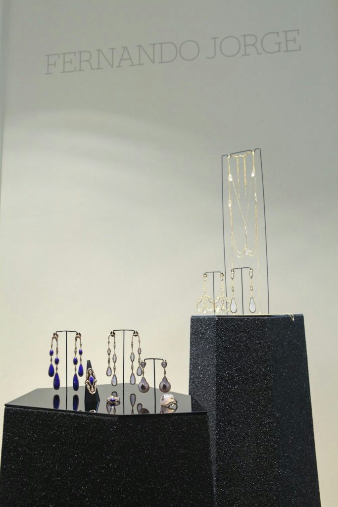 Jewellery Retail Store Front and Window Display Design - m2display