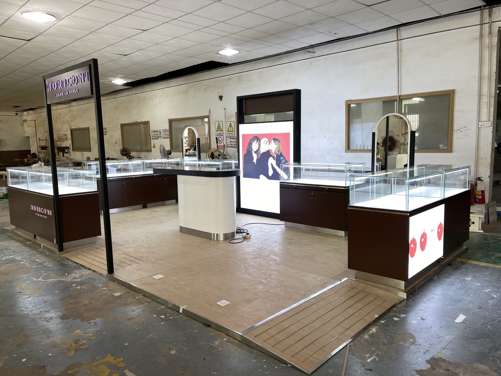 Jewelry Kiosk Design for Moriconi - m2display
